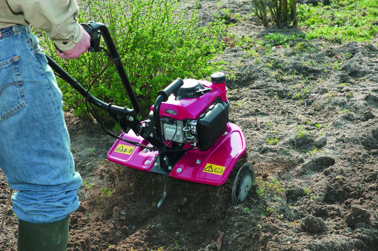 Tuinfrees: frees grond om gazon voor te bereiden
